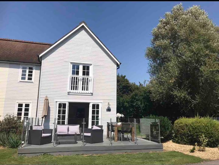 Luxury 4 Bedroom Lake View Home. Sleeps 8-10 & Dog - Cirencester