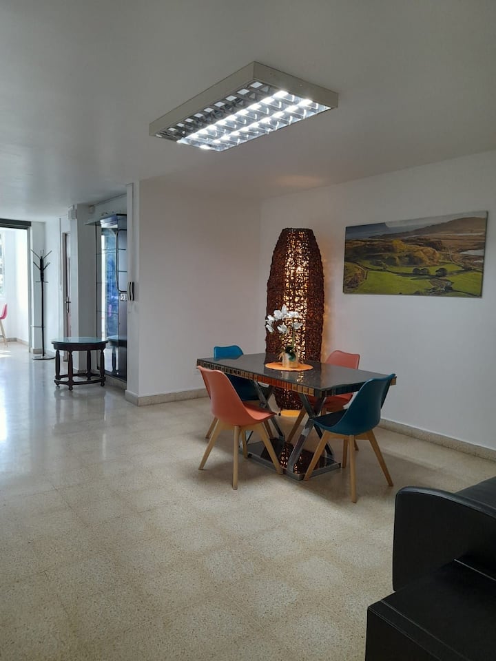 R-8 Amplio Apartamento En Zona Turística - Panamá