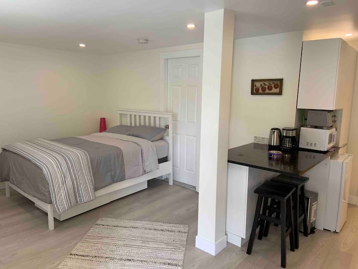 Cozy Guest Suite Unit With Separate Entrance - North Vancouver