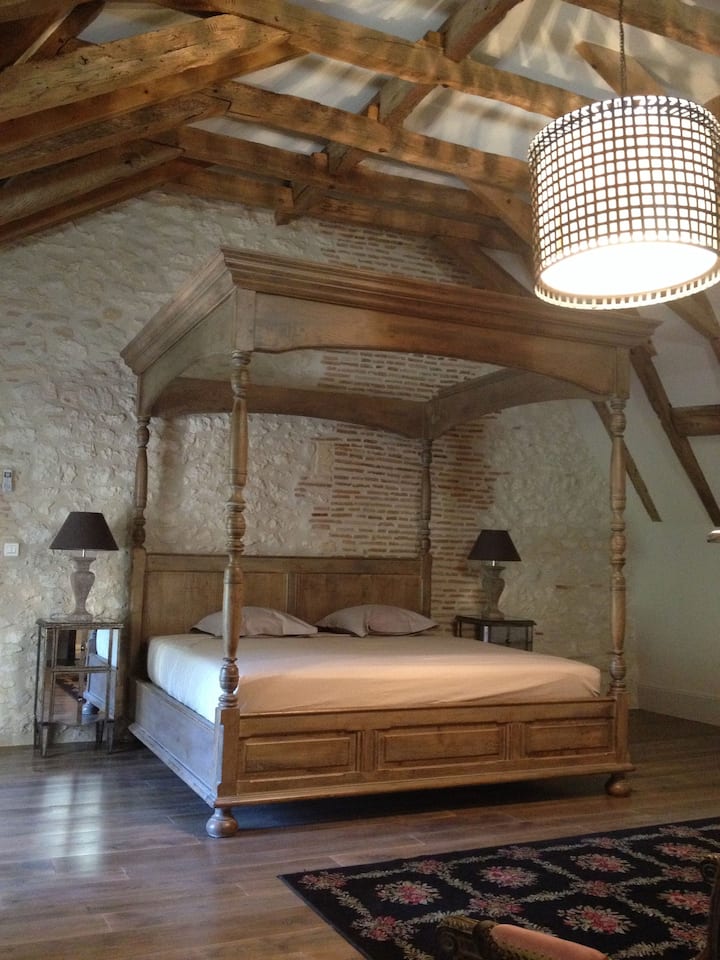 B&b De Charme, Château Du 17éme - Suite Louvre - Monflanquin