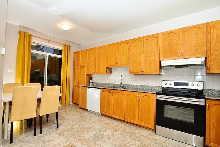 Room Ms In Kanata High Tech Centre (Min 30 N) - カナタ