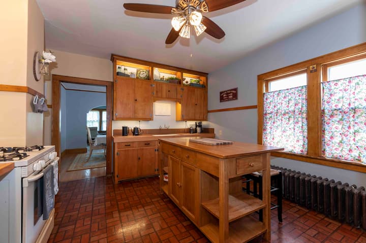 Sunny 3-bedroom Home Away From Home - Milwaukee, WI