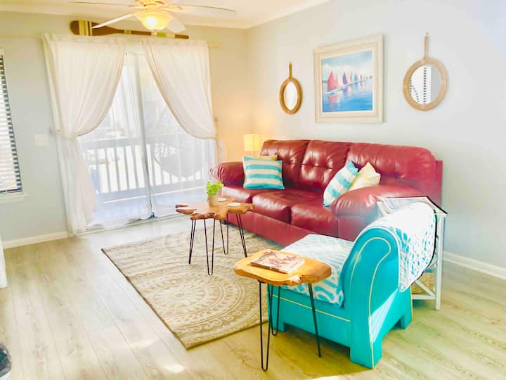 Cheerful Beachfront Condo - Mid Beach, GA
