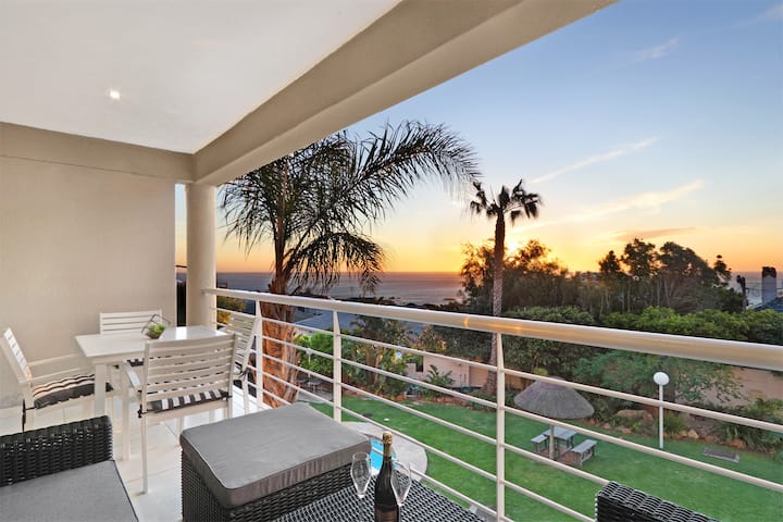Enjoy Ocean Views From A Beautiful 2 Bed Apartment - Cape Town