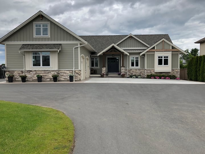 Clean Spacious Oasis - Abbotsford