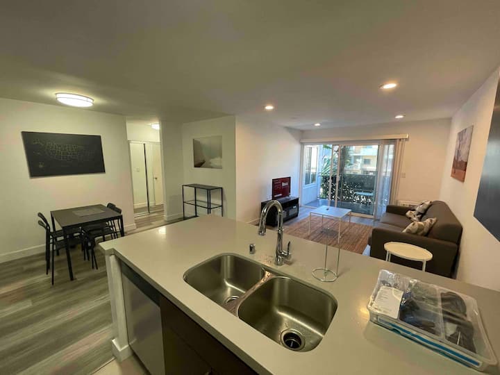 Contemporary 1bd/1ba With Pool,parking,gym,balcony - Culver City, CA