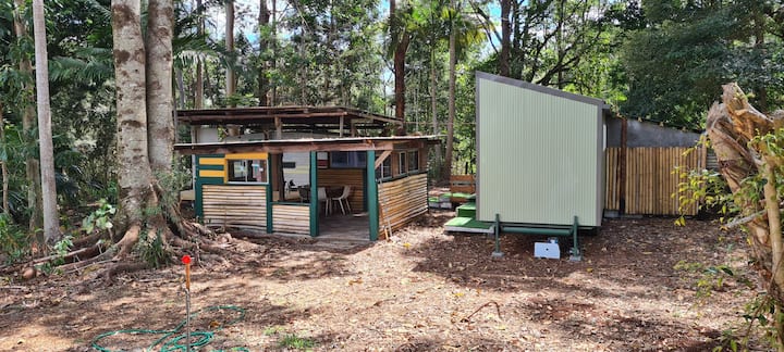 2 Br Tiny Home Caravan Ensemble With Deck, Patio And Bbq Area In A Rainforest Setting. - Kyogle