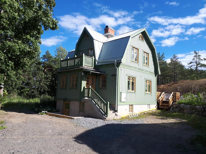 Nice Wooden House Central Södertälje / Stockholm. - Södertälje