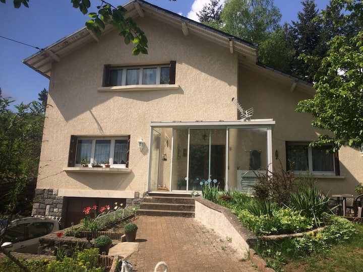 Charmant Maison Dans Le Coeur De L'aventure - Besse en Chandesse