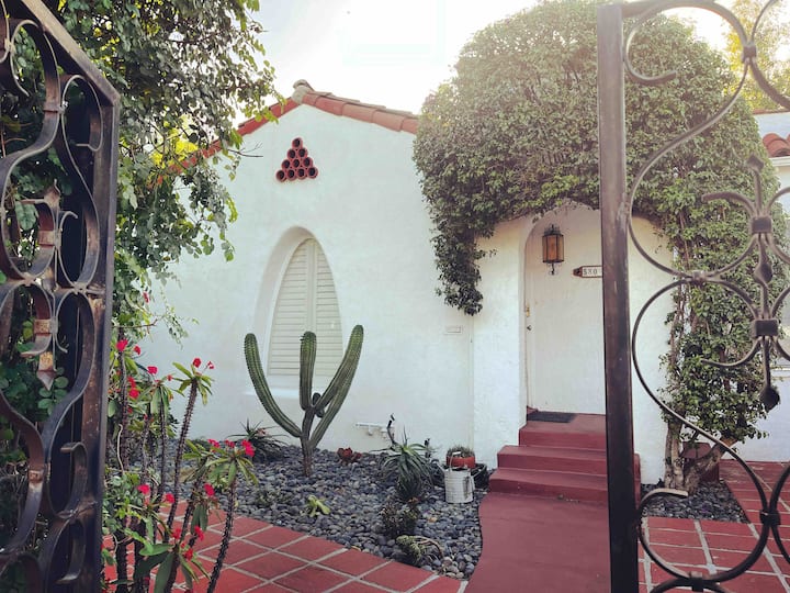 "Casa Blanca"-an Original Spanish Bungalow In Noho - Los Angeles, CA