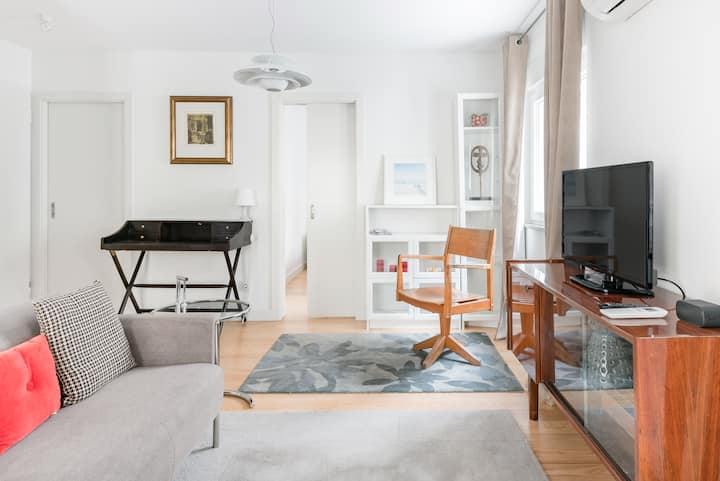 Walk To Museums From A Bright Apartment In A Historical Area - Lissabon