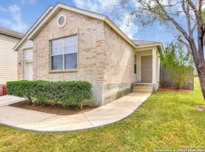 *Open*pool/park Access*#1  Bmt/seaworld/sixflags - Texas