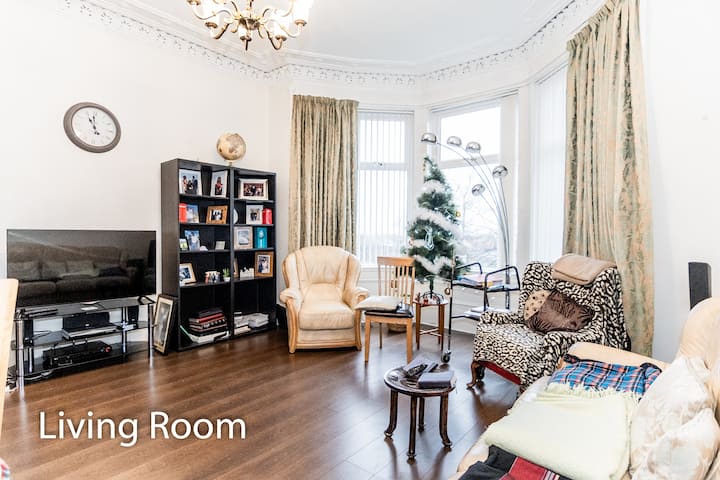 A Spacious Bedroom In A Lovely Victorian Home - Glasgow