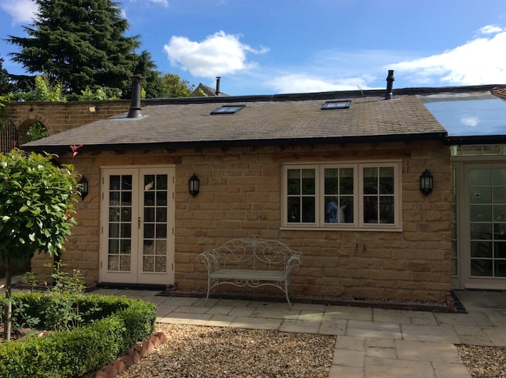 Delightful Hideaway Cottage With Rose Garden - Nottinghamshire