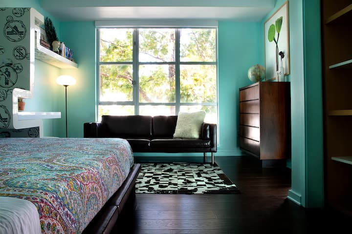 Mid Century Vibes In A Light-filled Artist's Flat - Berkeley, CA