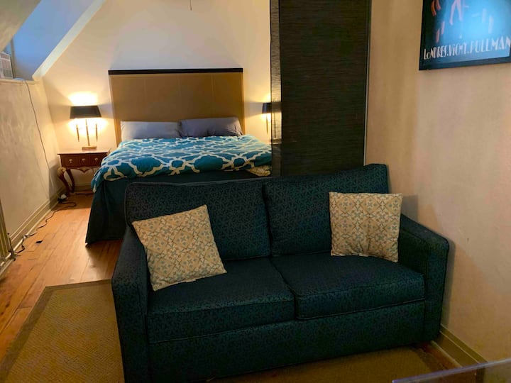 Fort Washington Railway Room, King Bed, Sofa Bed - Chicago, IL