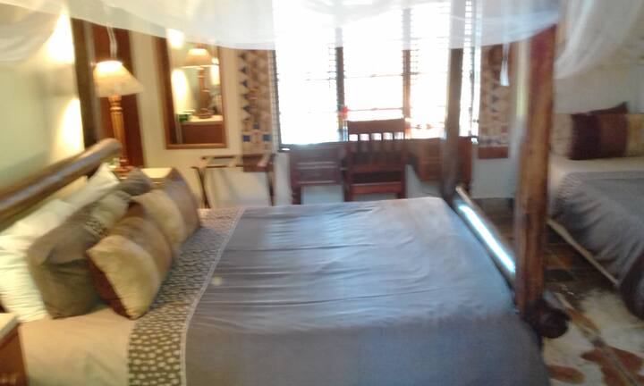 Trees Too Guest Lodge- Triple Room - Komatipoort