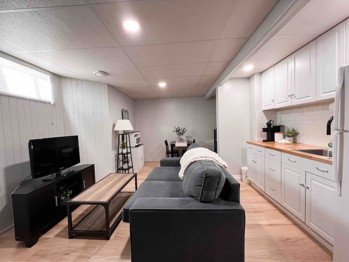 Cozy 1 Bed 1 Bath Suite W/ Kitchenette - Fort McMurray