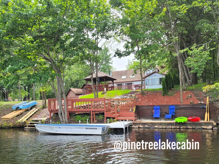 Lake Front Rustic Cabin, Boats, Hot Tub, Game Room - Pocono Lake
