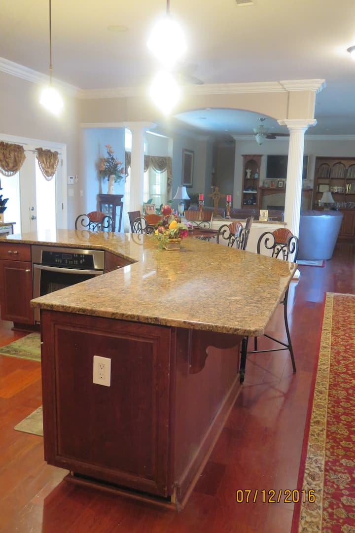 Quiet Gated Lake Front Retreat - Columbus