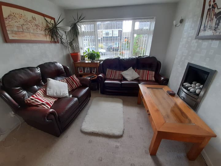 Cheerful 3 Bedroom Home With Free Onsite Parking. - Ormskirk