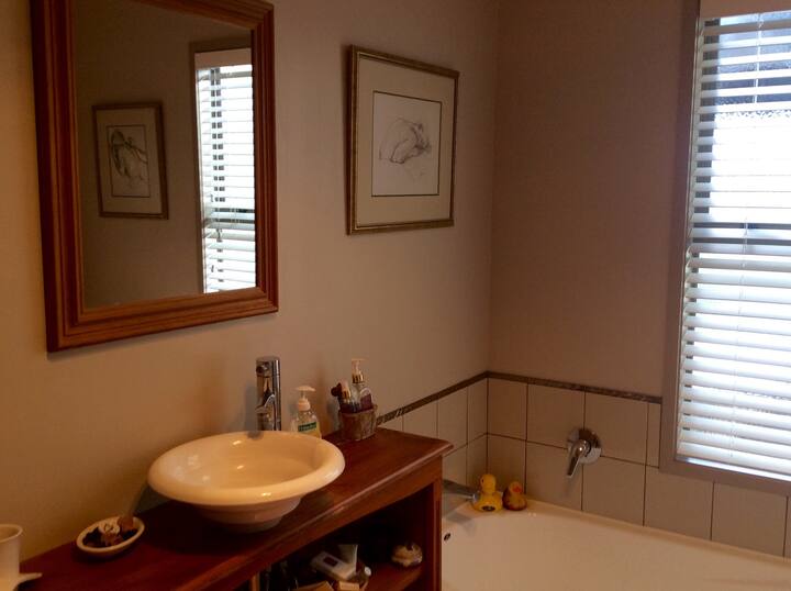 Top 10 Airbnb Vacation Rentals In Bethlehem, New Zealand | Trip101