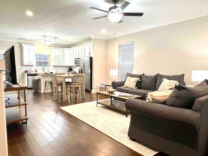 Newly Renovated Charleston Townhouse Downtown Lc - Lake Charles, LA