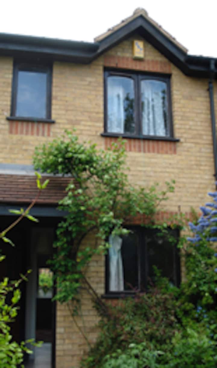 Cosy, 2 Bedroom London Home,  5 Mins From Station - Londen