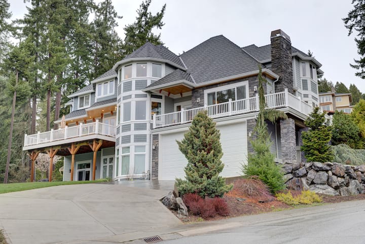 Entire Castle With The Lake Sammamish View - Issaquah, WA