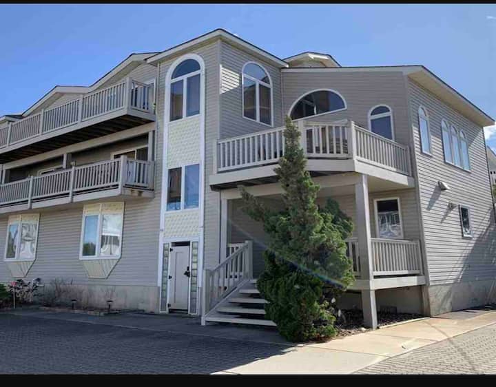 Beautiful Beach House One House From Beach - Sea Isle City, NJ