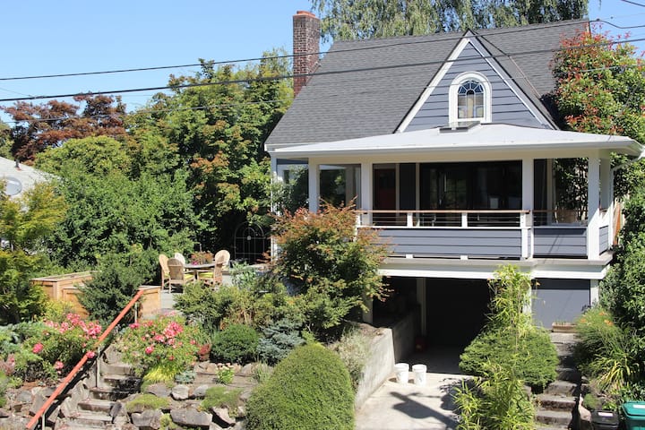 Elegant 3 Bedroom, Walk To Lake, Parks, And More - Seattle, WA