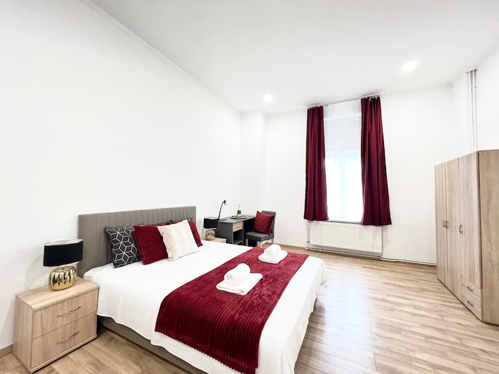 Spacious 4-bedroom Apartment W/ac @New York Cafe - Budapest