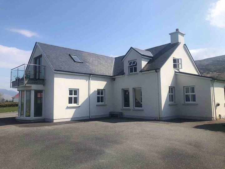 Spacious Family Home - Edge Of Town-great Views - County Kerry