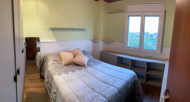 Vic: 2 Hab. Individuals A Casa Amb Jardí - Vic