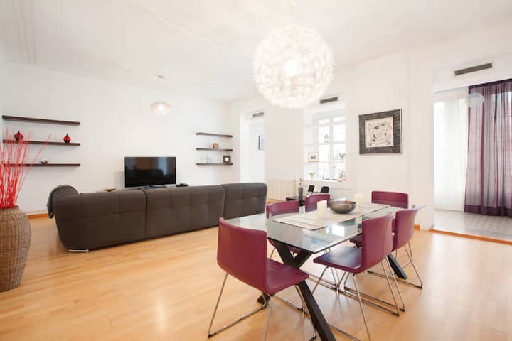 Spacious Classic Apartment Next To Plaza Catalunya - 