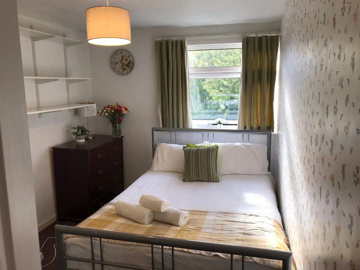 Entire Large Town House - 5 Rooms, Free Parking - Basingstoke