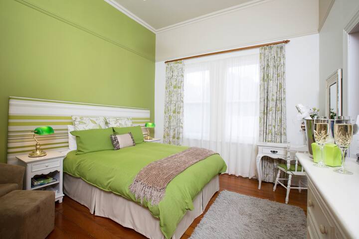 Lovell Suite, Tairoa Lodge, Hawera - Hāwera