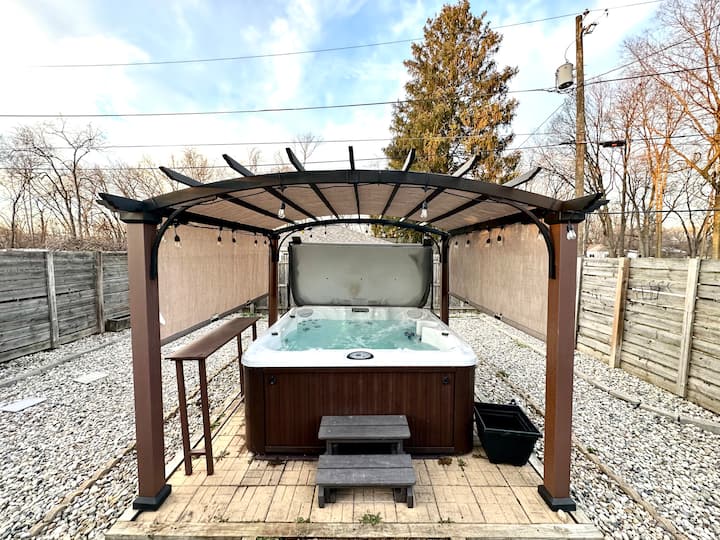 Hot Tub Getaway |Quiet 2bdrm Home | N. Broadripple - Castleton, IN