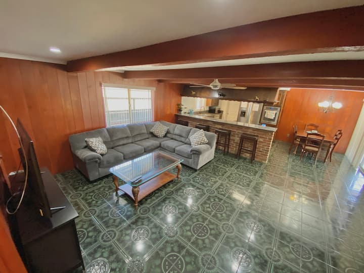 Clean Spacious Home Close To Disney, Beaches &More - South Gate, CA