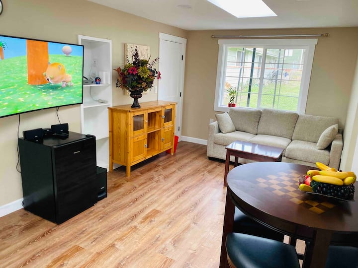 Adorable Pool House With 2 Bedrooms Near Airport - Burien, WA