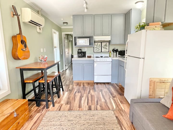 Charming East Cottage . Close To Airport - Austin, TX