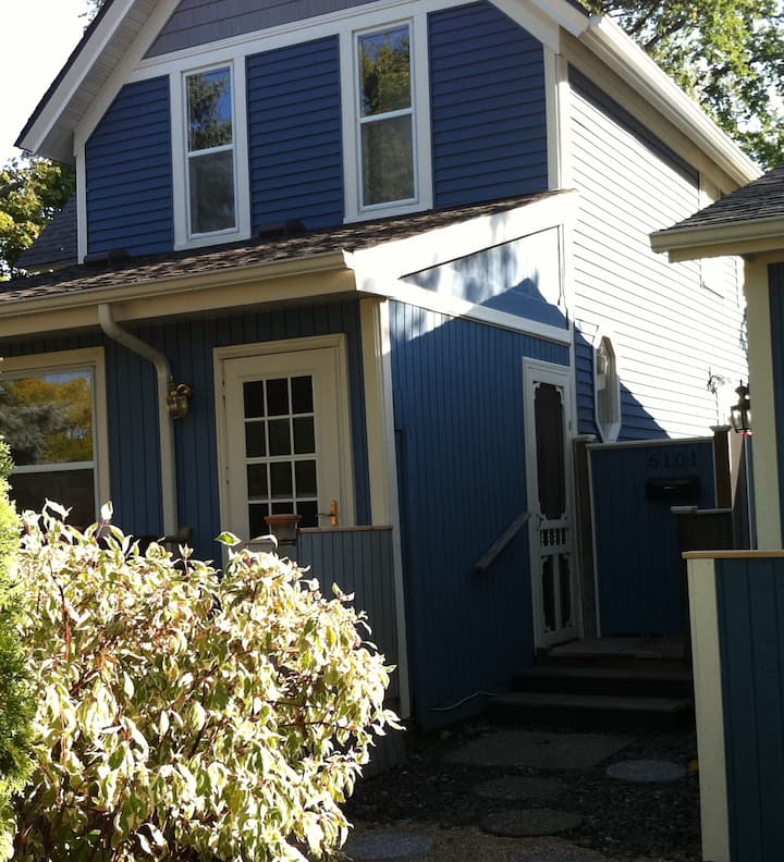 Home Away Charming 2 Bdrm Upper Duplex Apt - Edina, MN