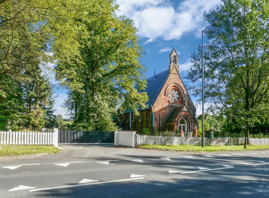 STUNNING 5 BEDROOM ACCOMMODATION IN AN OLD CHURCH - Villas for Rent in ...