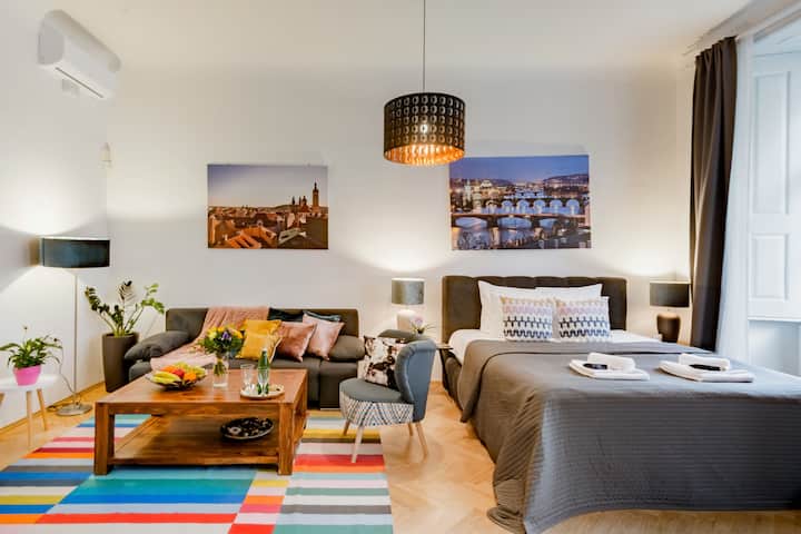 Walk To Historic Sites From A 13th Century Building - Prague