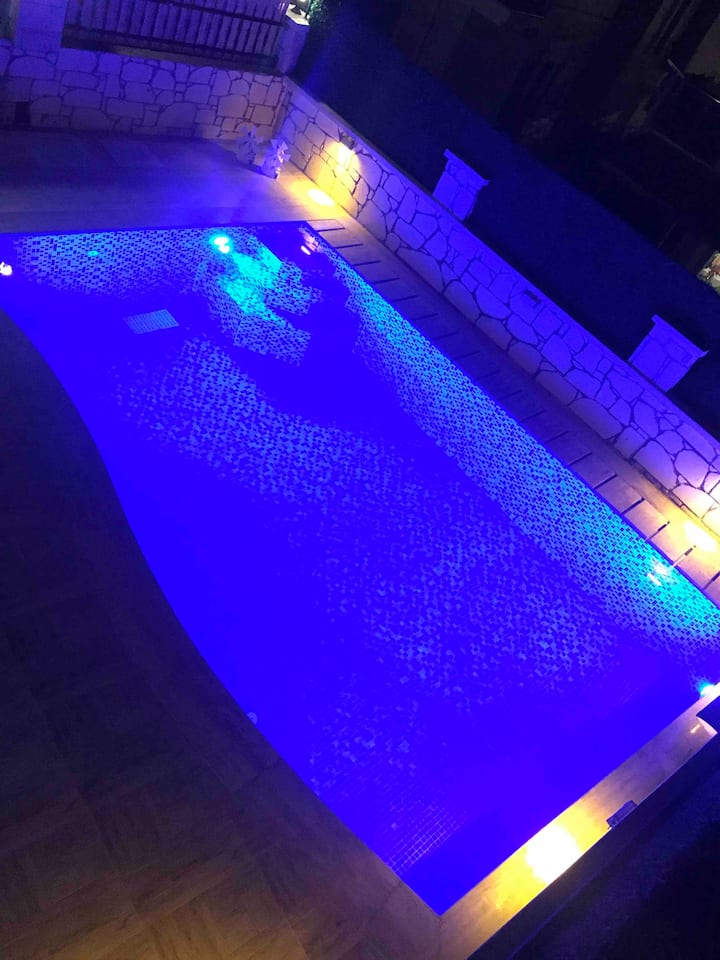 Alaçatı Merkezde Havuzlu Keyifli Yazlık - Çeşme