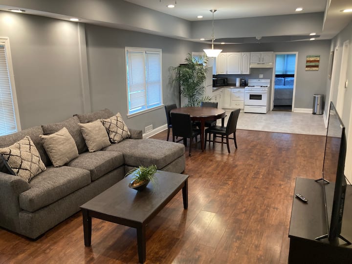 Private Home - Quiet Street - Parking - King Bed!! - Towson, MD