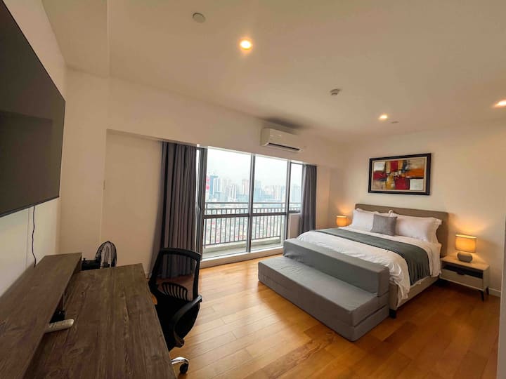 Urban Oasis: W/ Huge Bedroom & Stunning City Views - Makati