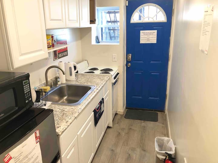 Urban Cozy 2 Bedroom Apartment (English Basement) - Washington, D.C.