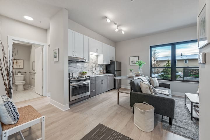 Beautiful Home In Quiet Residential Neighborhood! - Minneapolis, MN