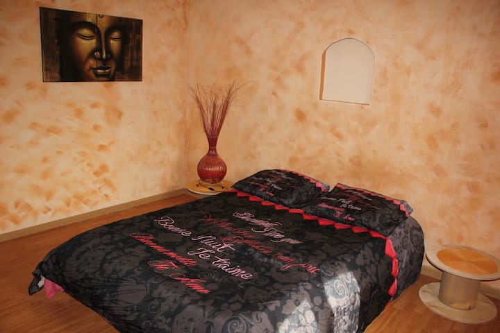 Logement Avec Deux Chambres Au Rdc Grande Maison - Thiers